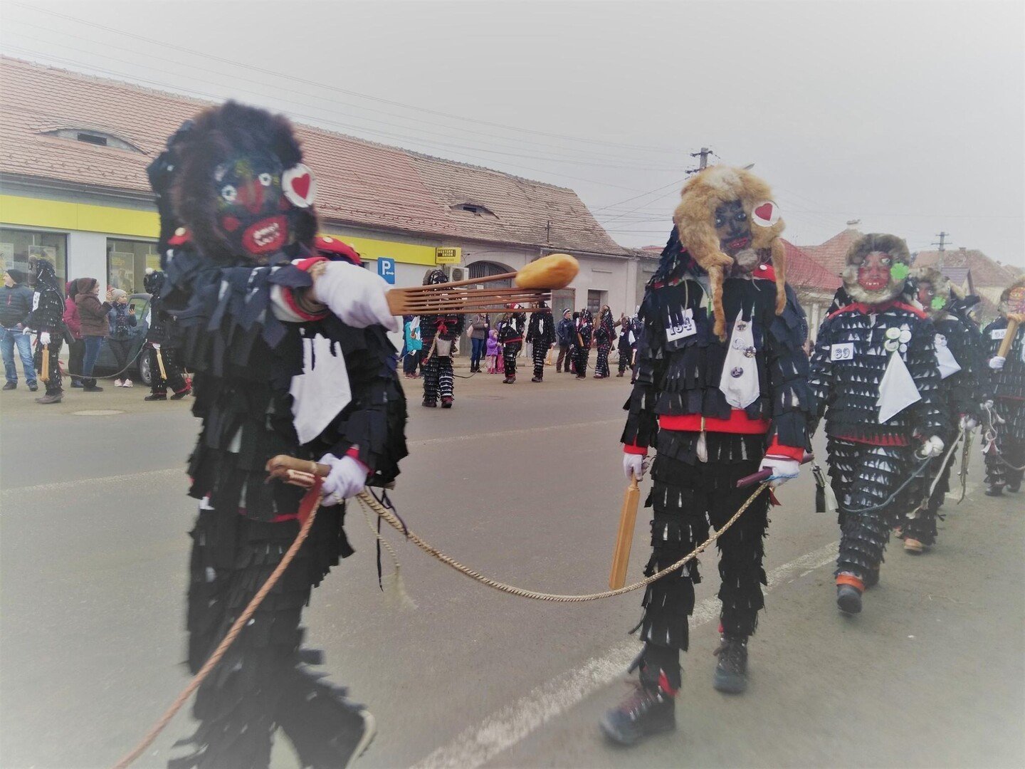 TRADIŢII: Lolele au invadat Agnita - Sibiu Independent