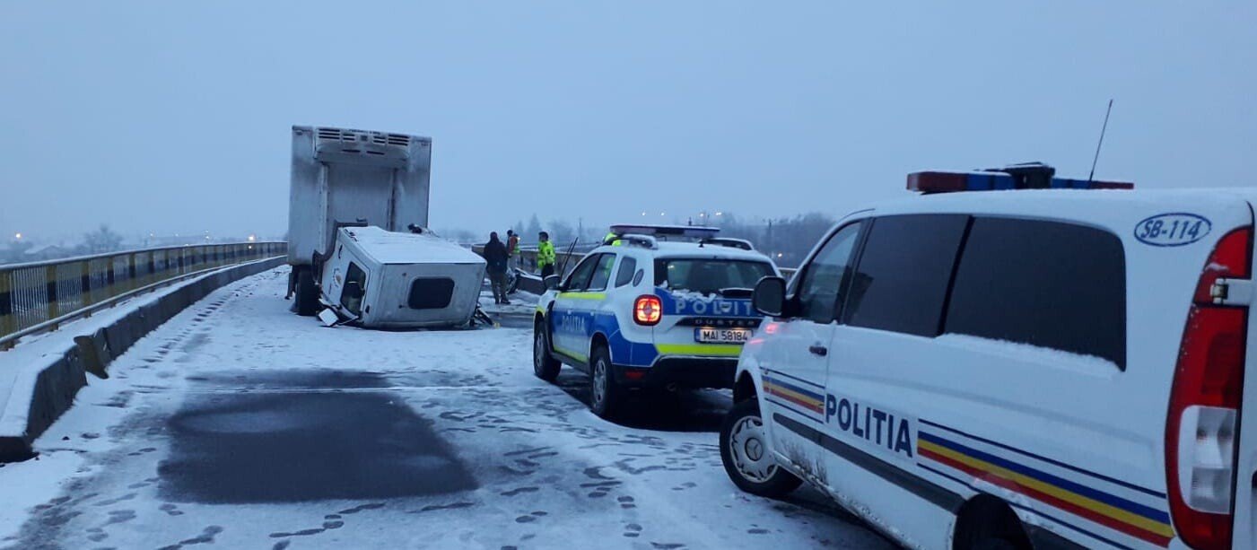 VIDEO-FOTO: Accident grav la Avrig după ce un șofer a depășit pe un pod ...