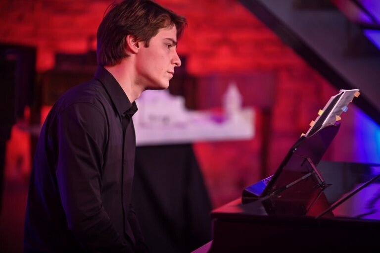 Cristian Spătaru dirijează la Sibiu prima piesă clasică pe care a ...