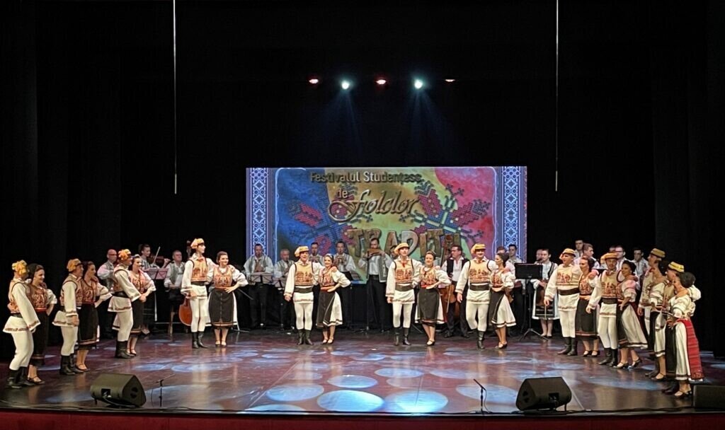 Spectacol folcloric de excepție pe scena Centrului Cultural „Ion Besoiu ...