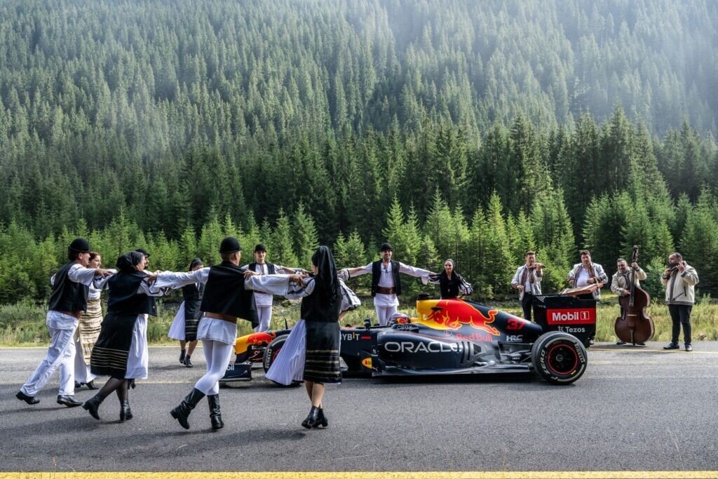 Un monopost de Formula 1 al Red Bull Racing a parcurs Transalpina ...