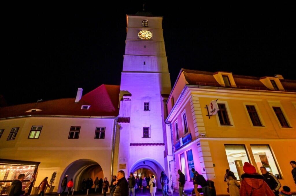 Clădirea Primăriei Sibiu și Turnul Sfatului, iluminate în mov, de Ziua ...