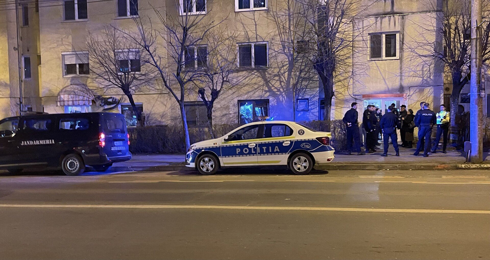 VIDEO- FOTO: O persoană amenință că incendiază un bloc de pe strada Semaforului din Sibiu ...