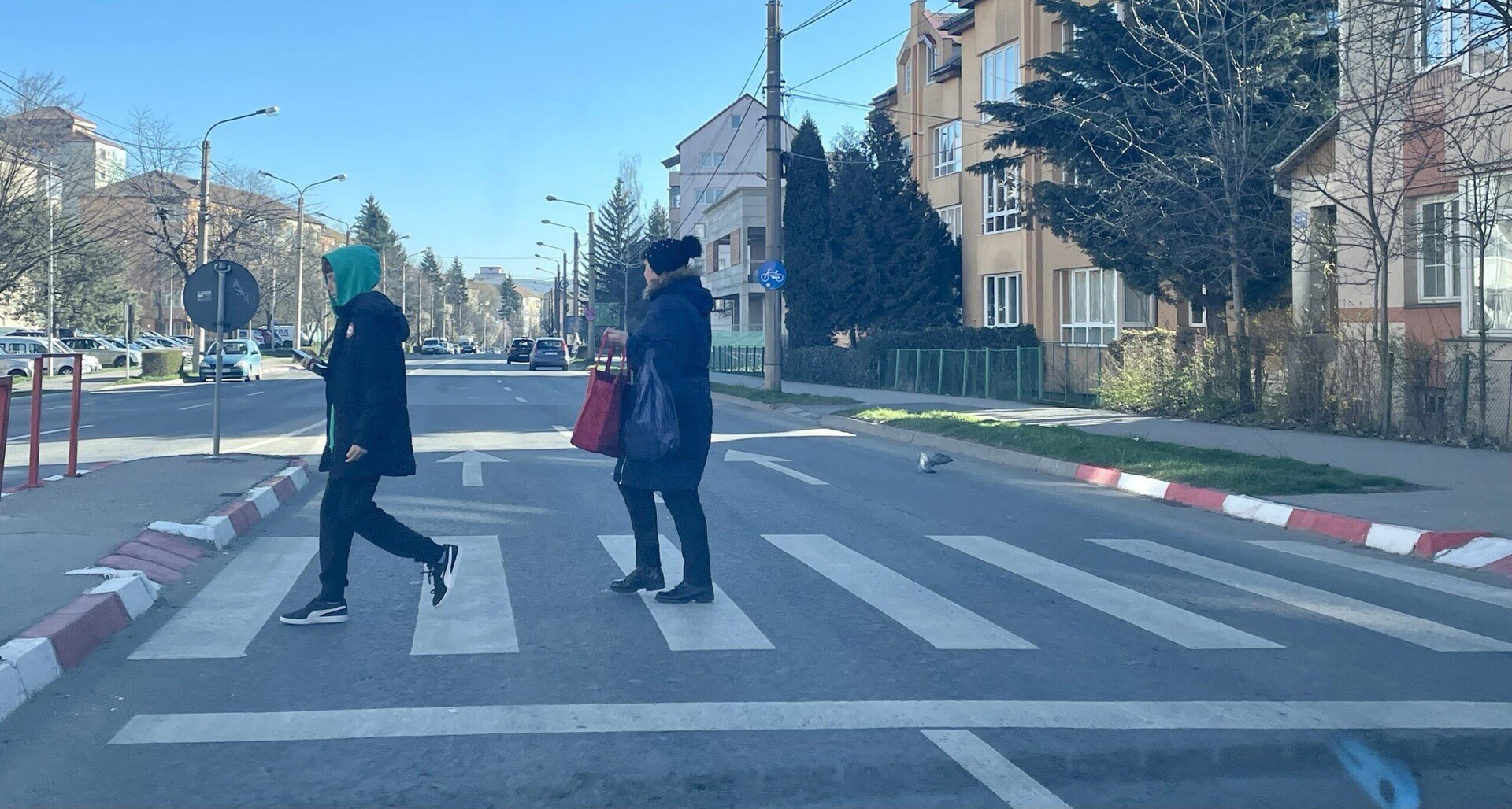 Femeie lovită de o mașină, pe o trecere de pietoni de pe strada Rahovei din Sibiu - Sibiu ...