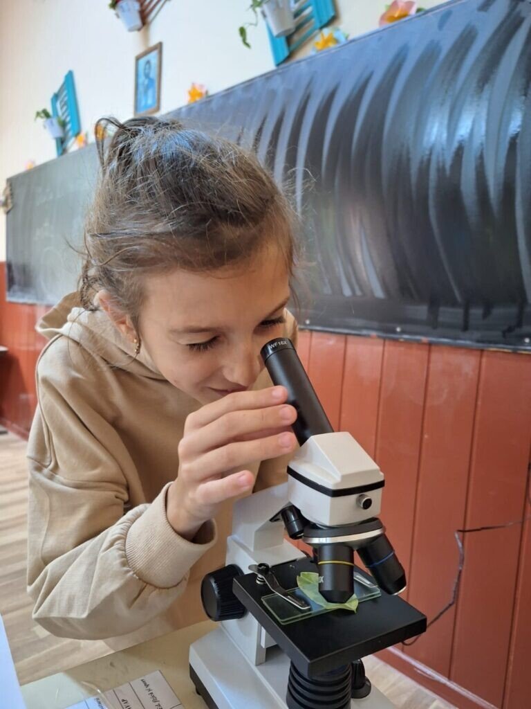 Microscoape profesionale, ochelari VR și roboţei educativi pentru ...