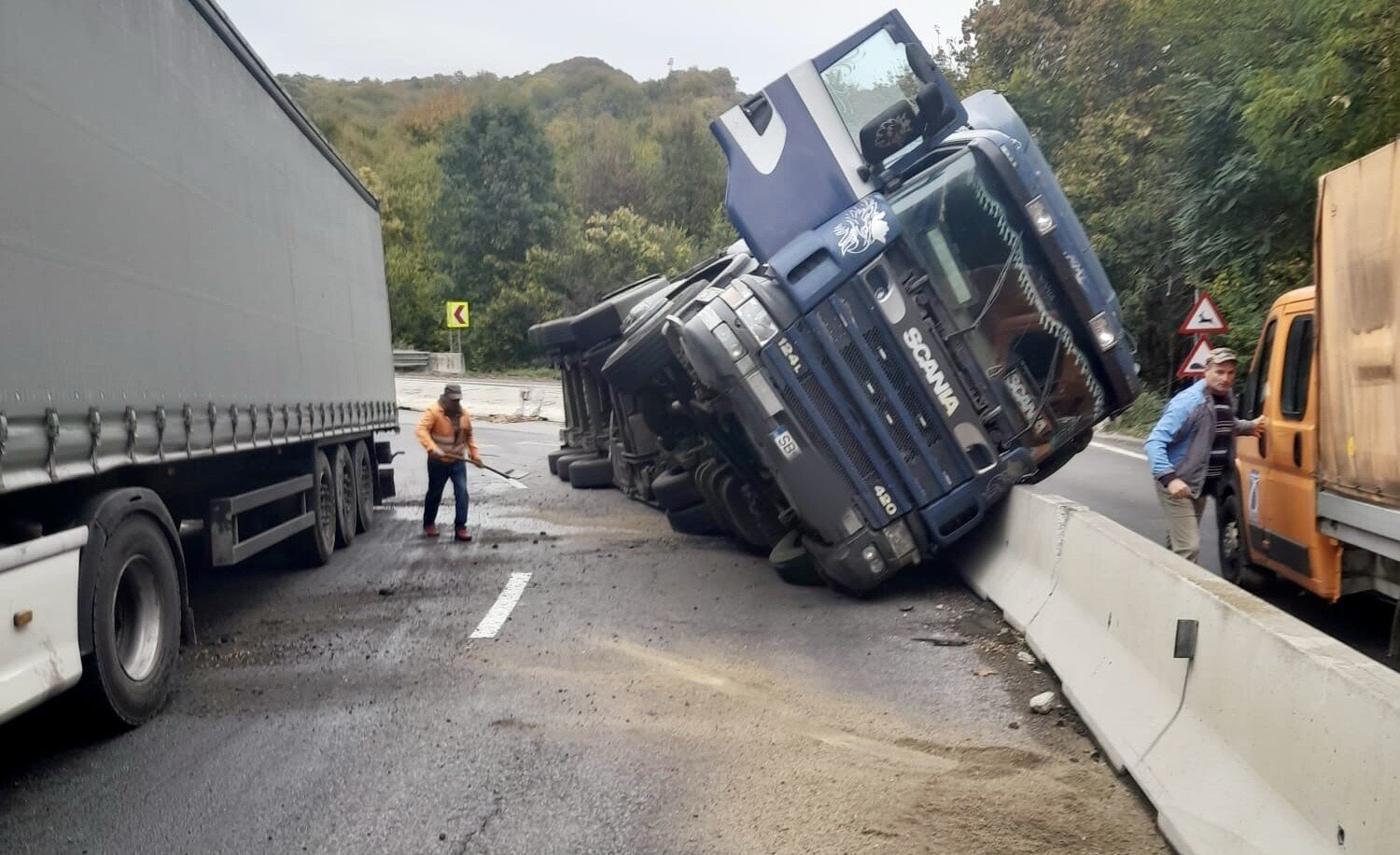 Autocamion înmatriculat în județul Sibiu, răsturnat lângă Perșani ...