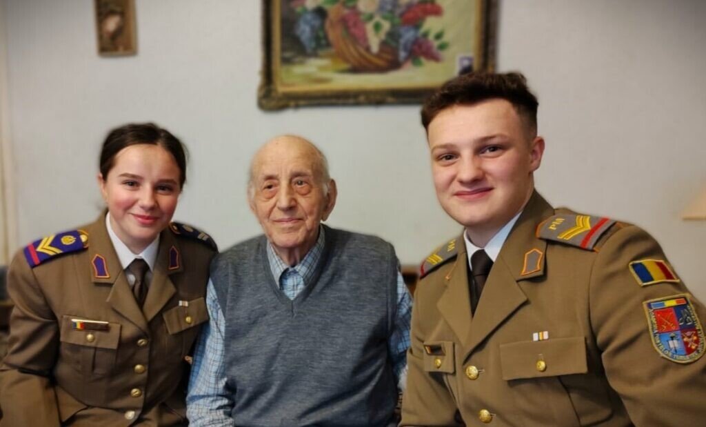 Veteranul de război Nicolae Turcu a aniversat 95 de ani alături de ...