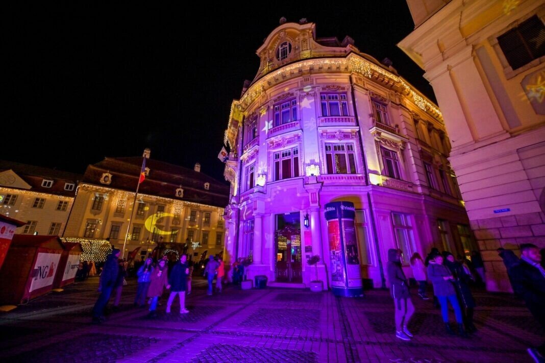 Primăria Sibiu luminată în mov - Sibiu Independent