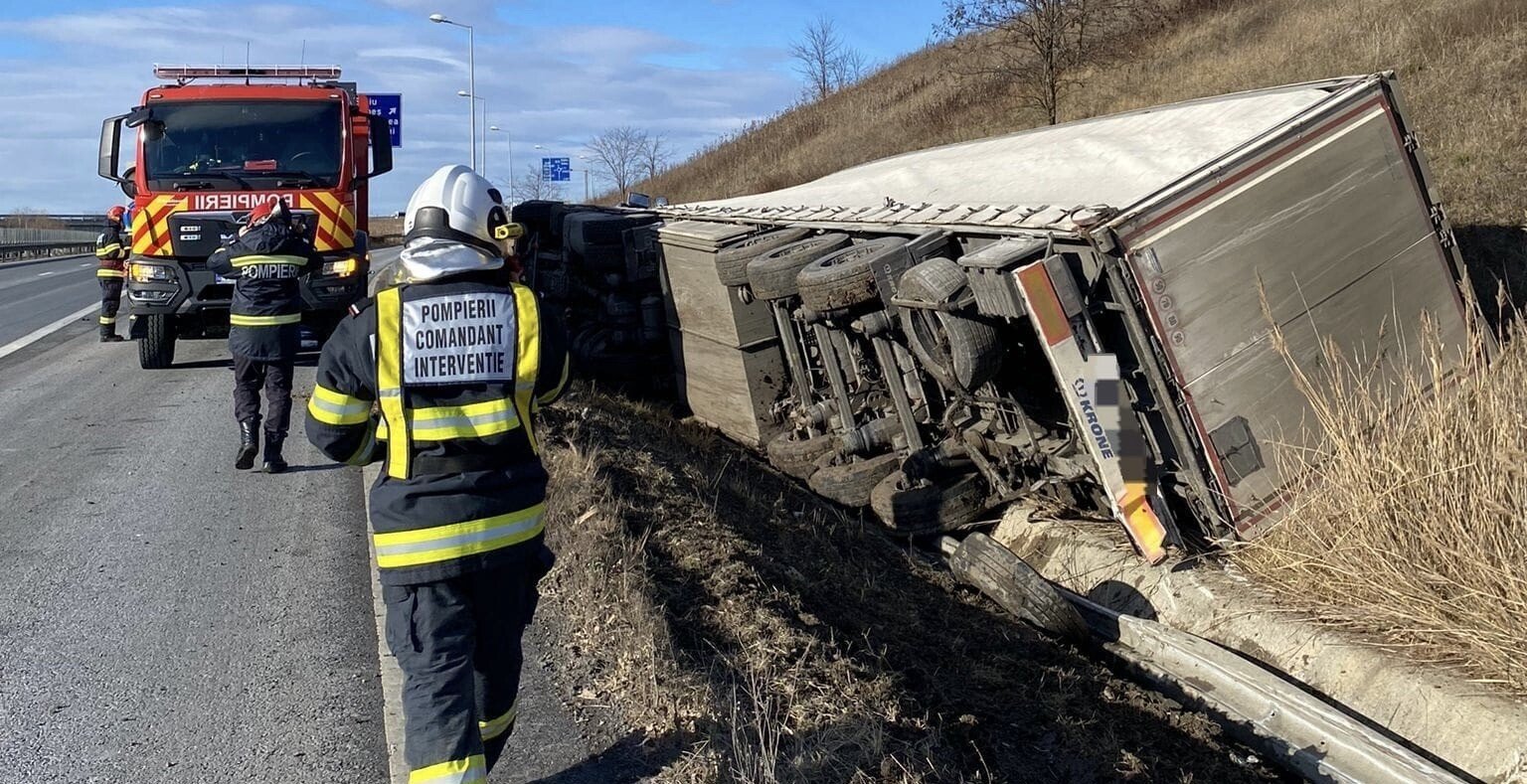 Autocamion răsturnat lângă Cunța. Ieșea de pe autostrada A1 - Sibiu ...