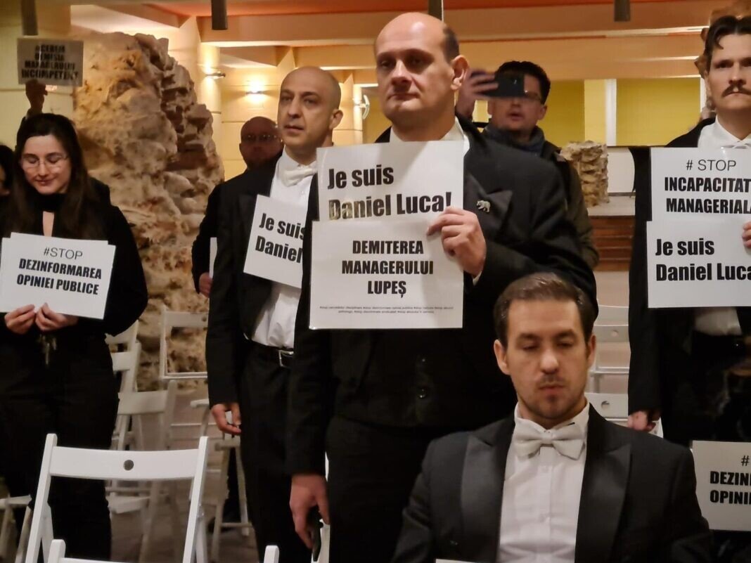 Monica Florescu și un grup de sindicaliști de la Filarmonica Sibiu au ...