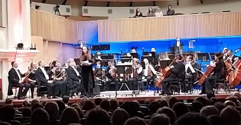 Monica Florescu și un grup de sindicaliști de la Filarmonica Sibiu au ...