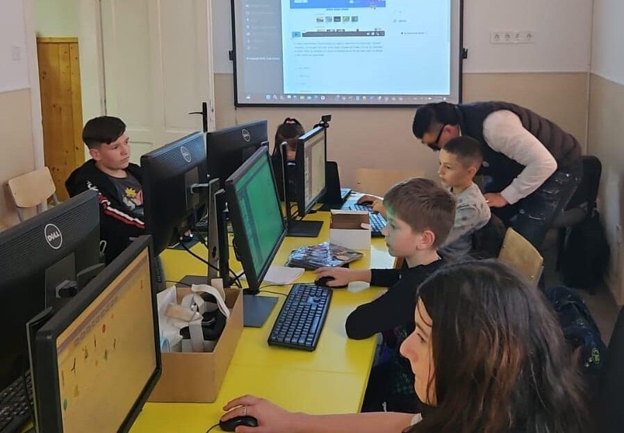 Echipa Galbenă alături CodeMaster Sibiu oferă elevilor din Boița ...