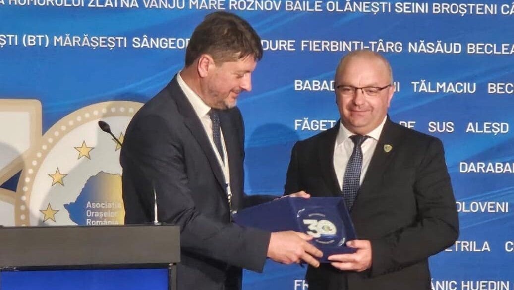 Valentin Ivan, primarul comunei Sadu, prezent la celebrarea a 30 de ani de la înființarea ...