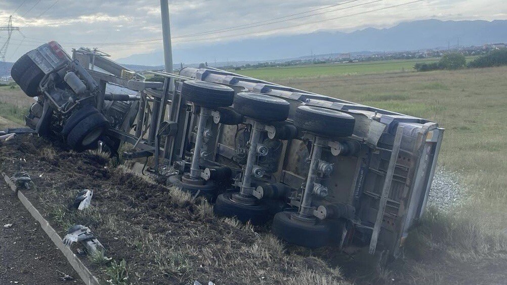 Autocamion răsturnat pe autostrada A1, lângă zona Obor - Sibiu Independent
