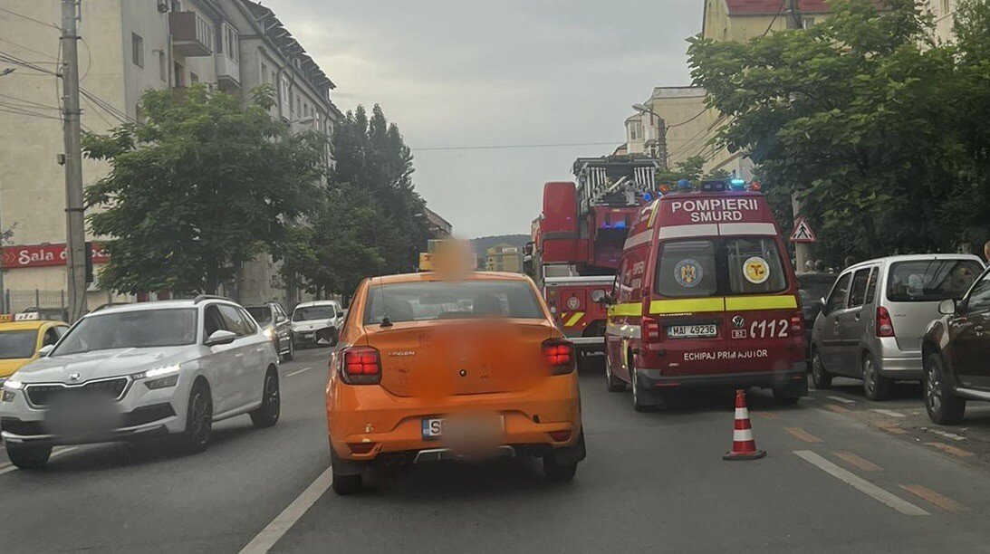Intervenție pe strada Semaforului din Sibiu! Pompierii au spart de ...
